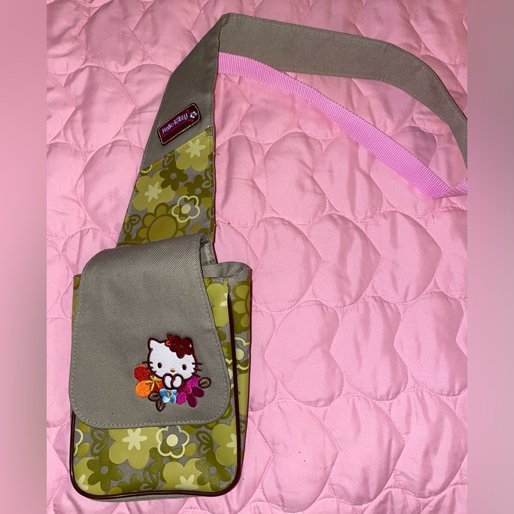 Hello Kitty Crossbody Bag. - Gem